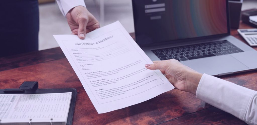 Writing a perfect job offer letter - PyjamaHR Blog